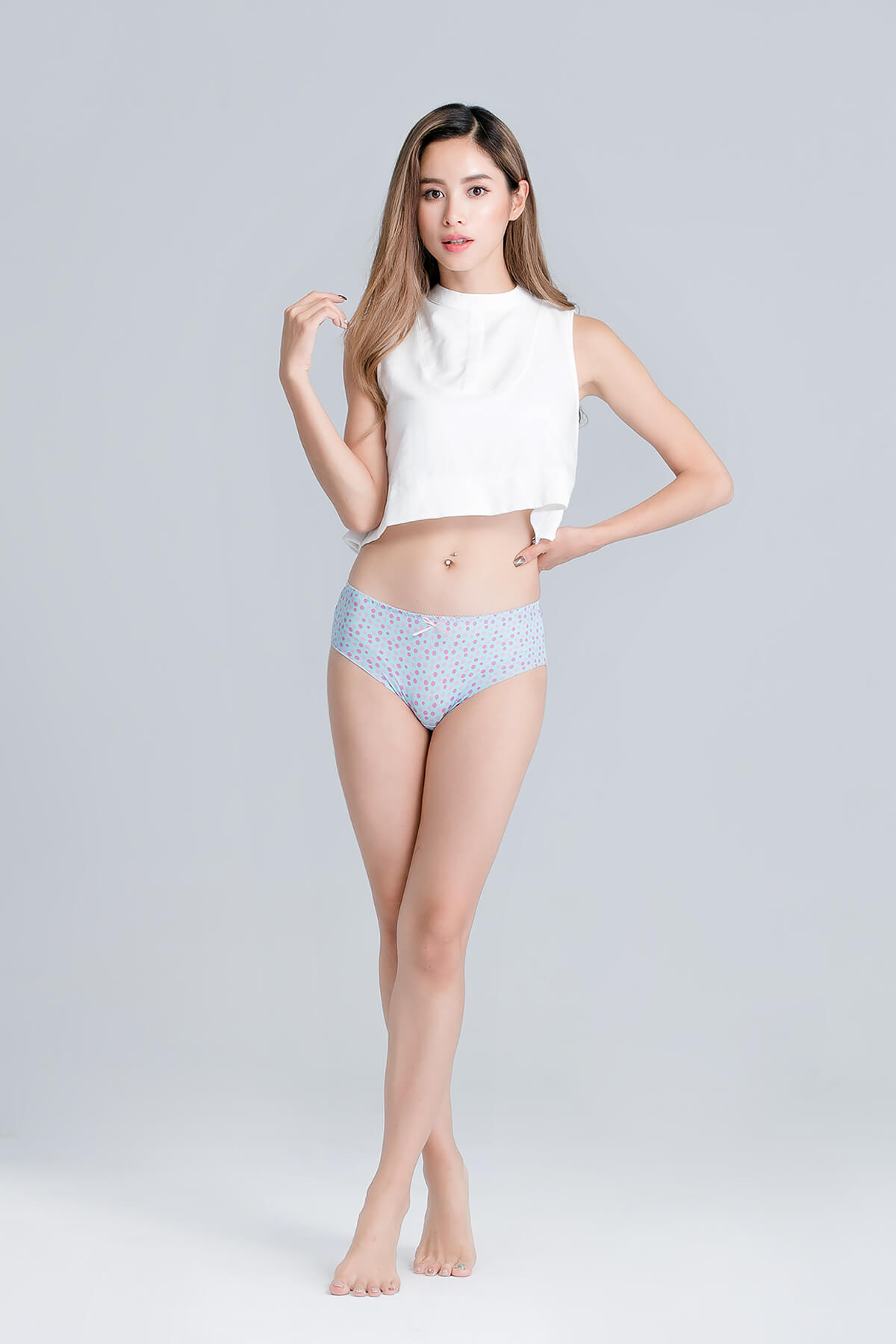 【WIWI】真正台灣製造的 發熱衣、涼感衣、壓力褲::網點遠紅外線抑菌無痕中腰內褲(天空藍 女M-2XL)