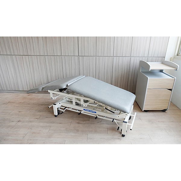 YAHO耀宏 ★ YH210-3 電動三折治療床 (雙馬達腳控式) ｜台中市 按摩床 診脊床 診療床::聖德愛醫療網-台中醫療器材行，專營輪椅、三馬達電動床、減壓氣墊床、血壓計、洗澡椅
