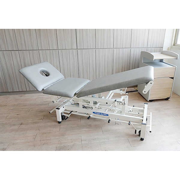YAHO耀宏 ★ YH210-3 電動三折治療床 (雙馬達腳控式) ｜台中市 按摩床 診脊床 診療床::聖德愛醫療網-台中醫療器材行，專營輪椅、三馬達電動床、減壓氣墊床、血壓計、洗澡椅